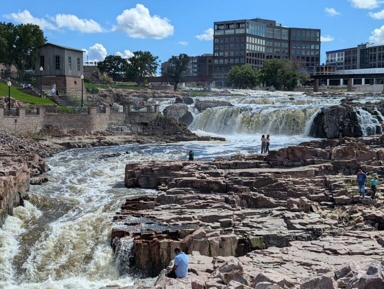 Ultimate Travel Guide: Must See Places in North & South Dakota ...